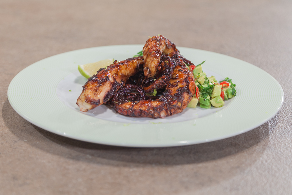 ΧΤΑΠΟΔΙ ΜΕ ΚΡΕΜΑ ΒΑΛΣΑΜΙΚΟΥ BBQ & ΣΑΛΑΤΑ ΑΒΟΚΑΝΤΟ - Chef στον Αέρα
