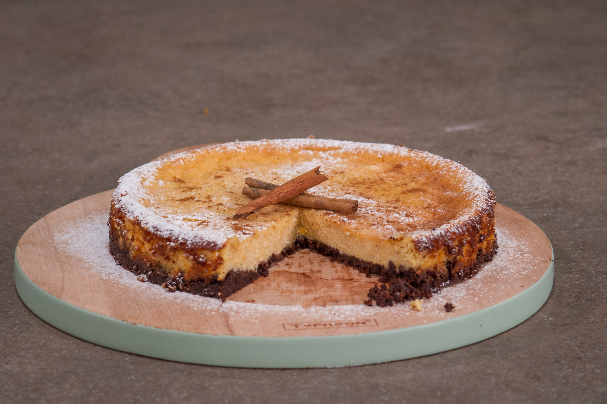 CHEESECAKE ΚΟΛΟΚΥΘΑΣ ΜΕ ΣΟΚΟΛΑΤΕΝΙΑ ΒΑΣΗ - Chef στον Αέρα