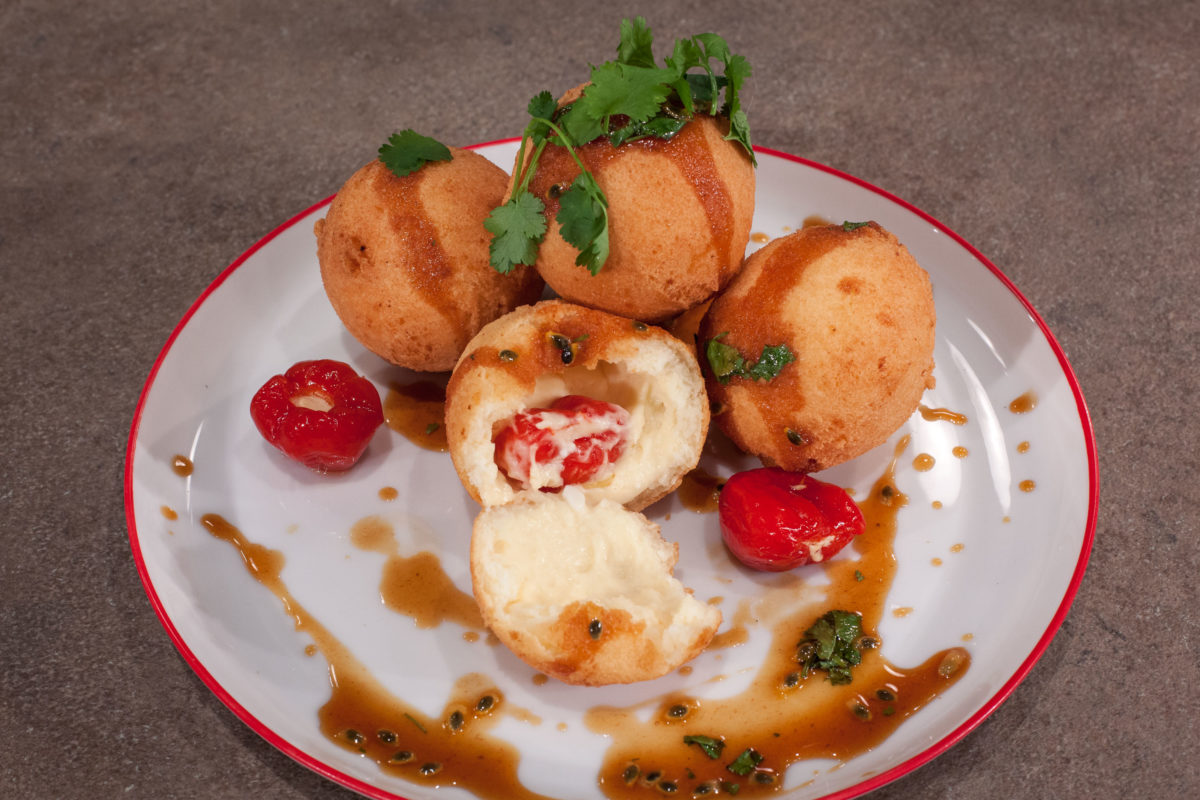 ΨΩΜΑΚΙΑ BUÑUELOS ΓΕΜΙΣΤΑ ΜΕ ΓΛΥΚΟΠΙΚΑΝΤΙΚΕΣ ΠΙΠΕΡΙΕΣ ΚΕΡΑΣΙ - Chef στον ...