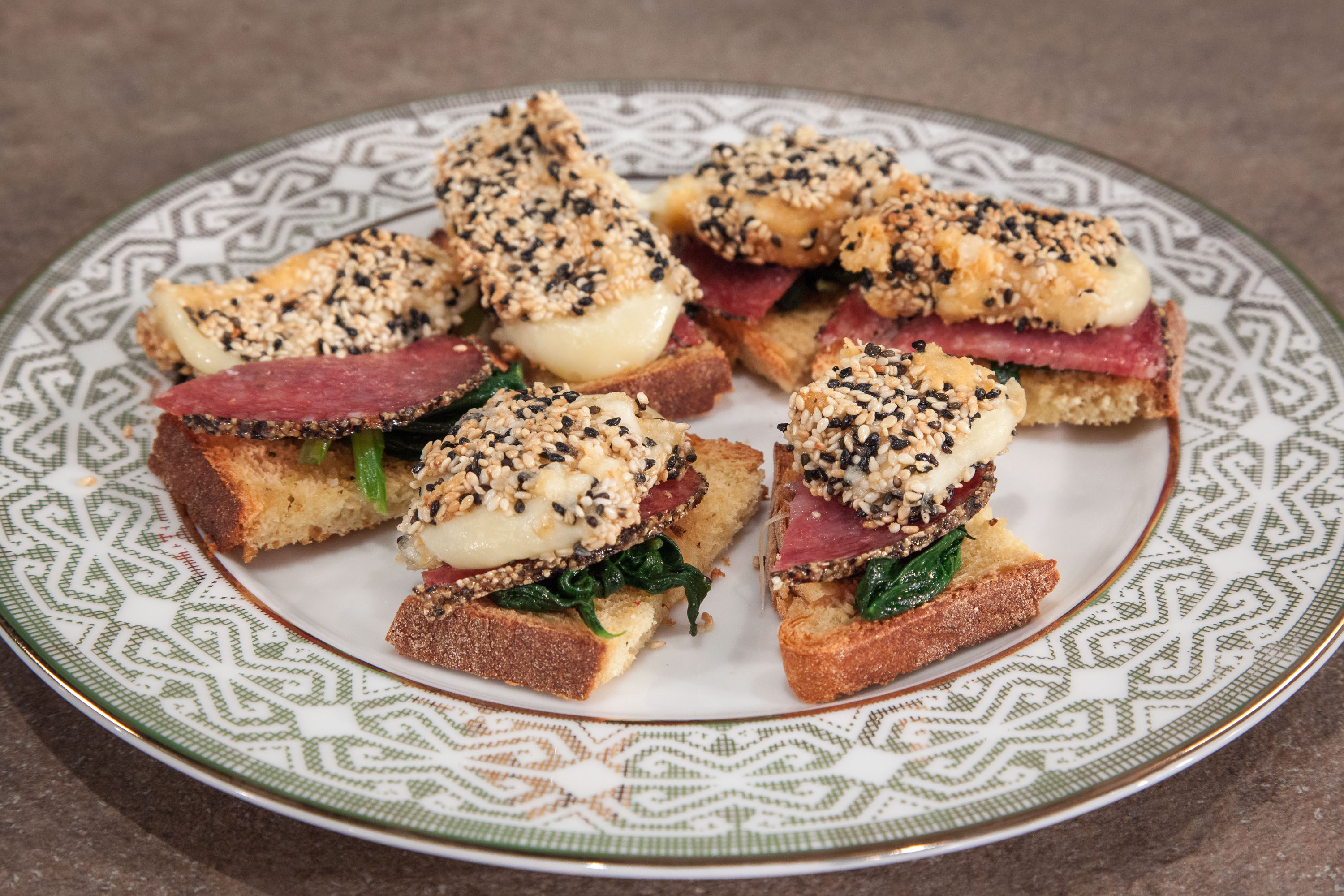 ΜΠΡΟΥΣΚΕΤEΣ ΜΕ ΣΠΑΝΑΚΙ & ΠΑΝΑΡΙΣΜΕΝΟ ΤΥΡΙ HAVARTI - Chef στον Αέρα