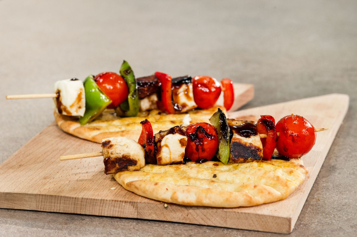 ΣΟΥΒΛΑΚΙ ΜΕ ΧΑΛΟΥΜΙ, ΛΑΧΑΝΙΚΑ & ΚΡΕΜΑ ΒΑΛΣΑΜΙΚΟΥ - Chef στον Αέρα