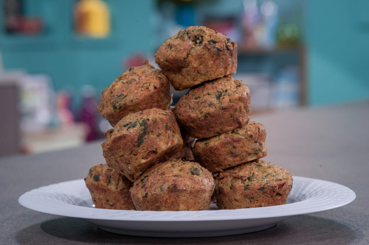 MUFFINS ΜΕ ΚΙΝΟΑ, ΣΠΑΝΑΚΙ, ΑBΓΑ & ΛΙΑΣΤΕΣ NΤΟΜΑΤΕΣ - Chef στον Αέρα