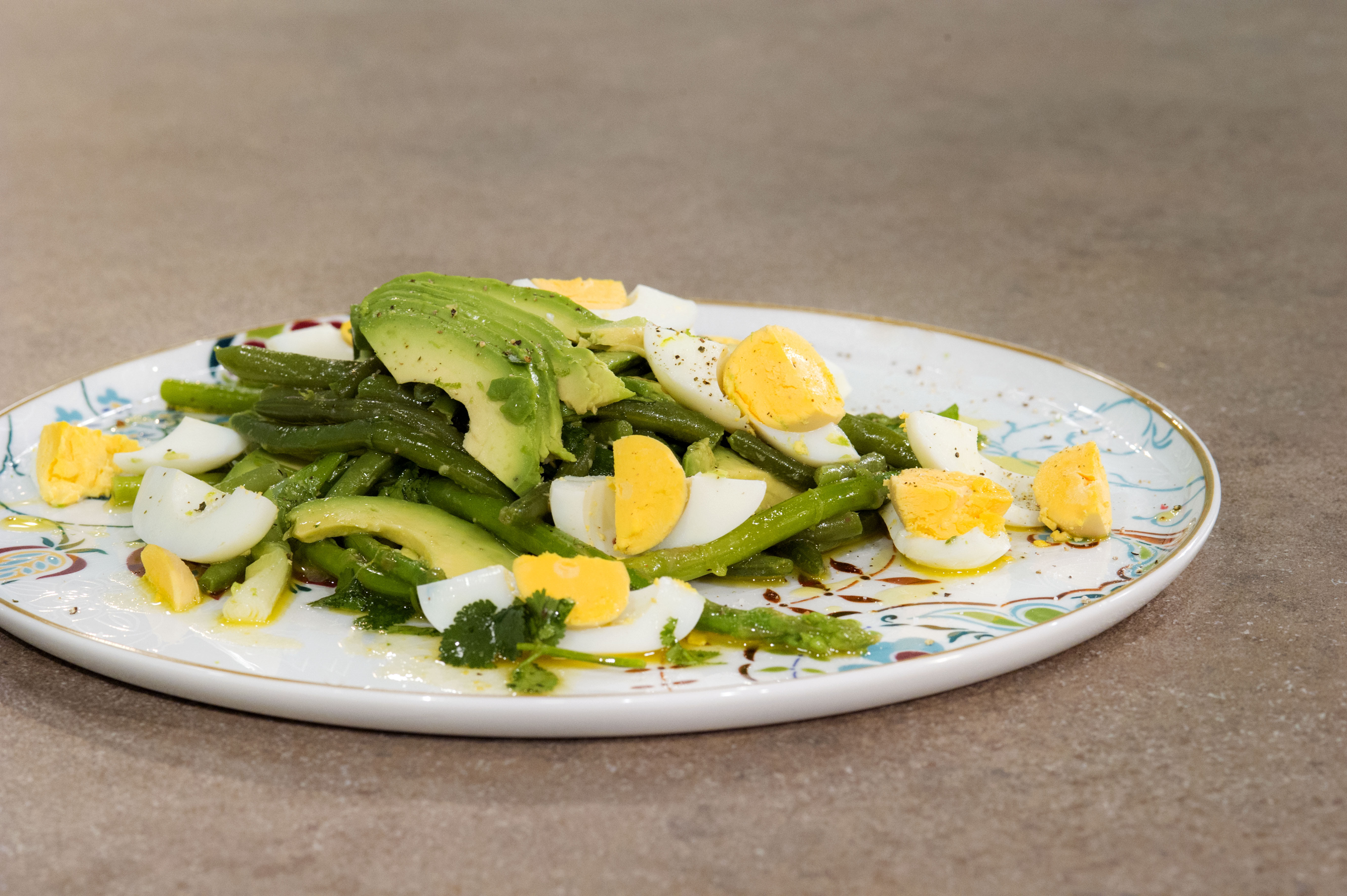 ΣΑΛΑΤΑ ΜΕ ΦΑΣΟΛΑΚΙΑ, ΣΠΑΡΑΓΓΙΑ, ΑΒΟΚΑΝΤΟ & ΒΡΑΣΤΑ ΑBΓΑ - Chef στον Αέρα