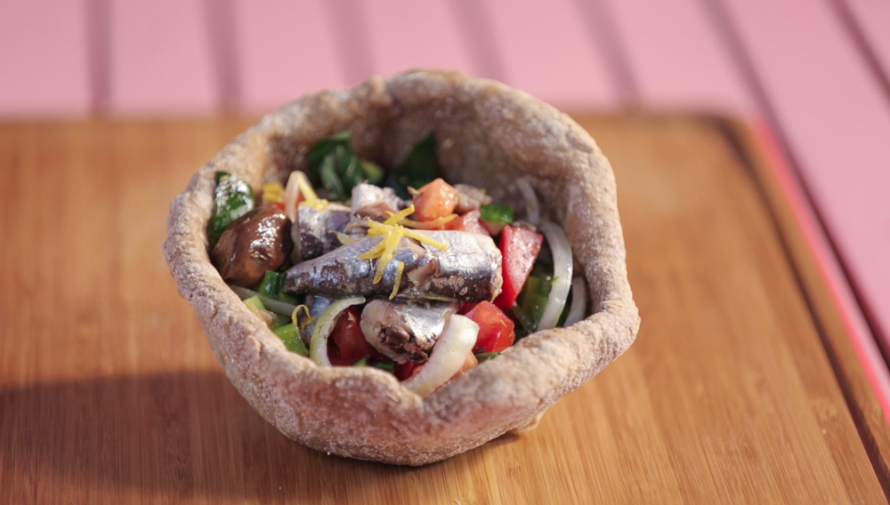 ΧΩΡΙΑΤΙΚΗ ΣΑΛΑΤΑ ΜΕ ΠΙΚΑΝΤΙΚΗ ΣΑΡΔΕΛΑ - Chef στον Αέρα