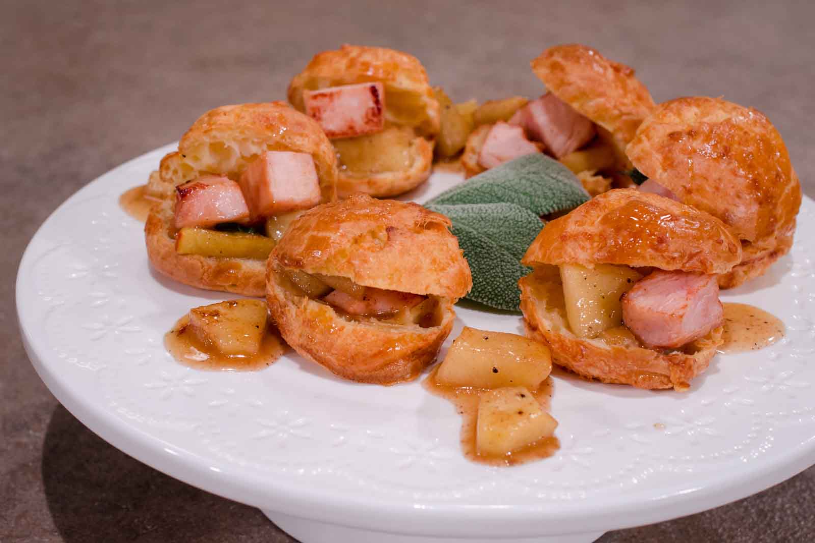 GOUGERES ΜΕ HAVARTI, ΓΑΛΟΠΟΥΛΑ, ΠΟΥΡΕ ΜΗΛΟΥ & ΦΑΣΚΟΜΗΛΟ - Chef στον Αέρα